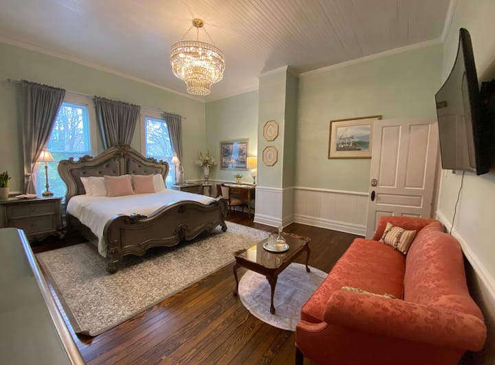 Magnolia Inn | Silver Belle Room, Downtown Clayton - Clayton, NC