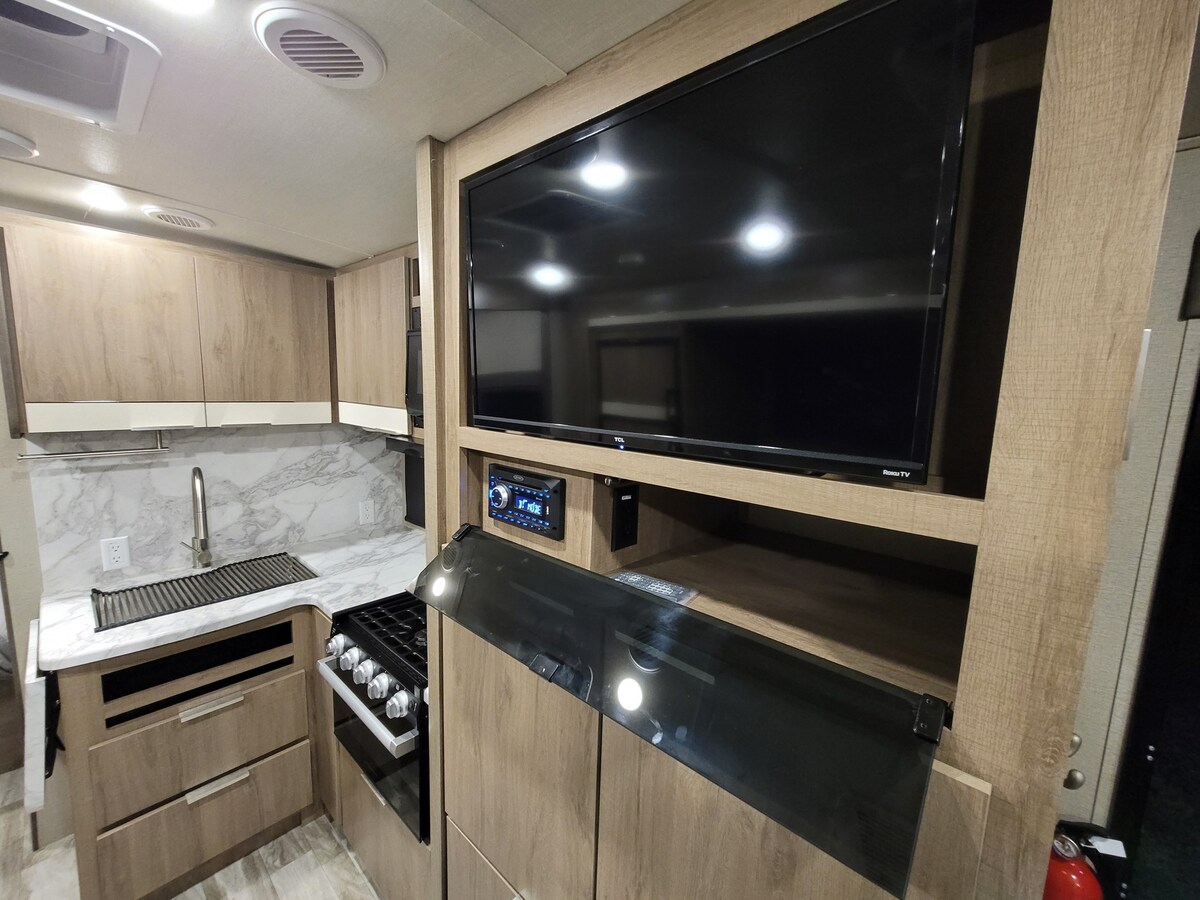 Modern RV-Wi-Fi/Kitchen/ No Pets - Campers/RVs for Rent in Baytown ...