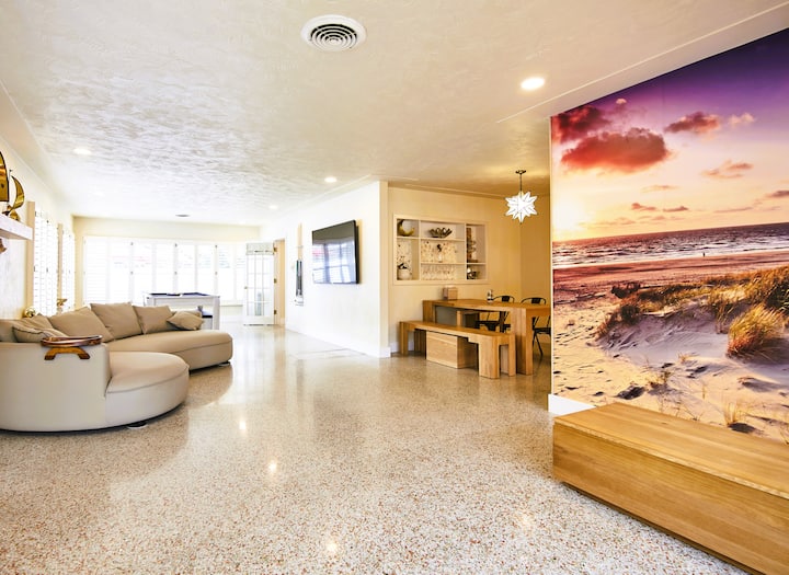 Sandcastle Life With Swim Spa, Art, Starlink - St. Pete Beach, FL