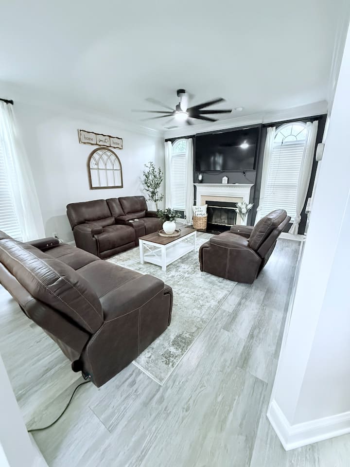 Home In Charlotte : 4 Br/2.5 Bath - Charlotte, NC