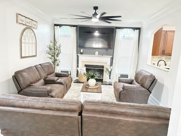 Home In Charlotte : 4 Br/2.5 Bath - Northlake - Charlotte