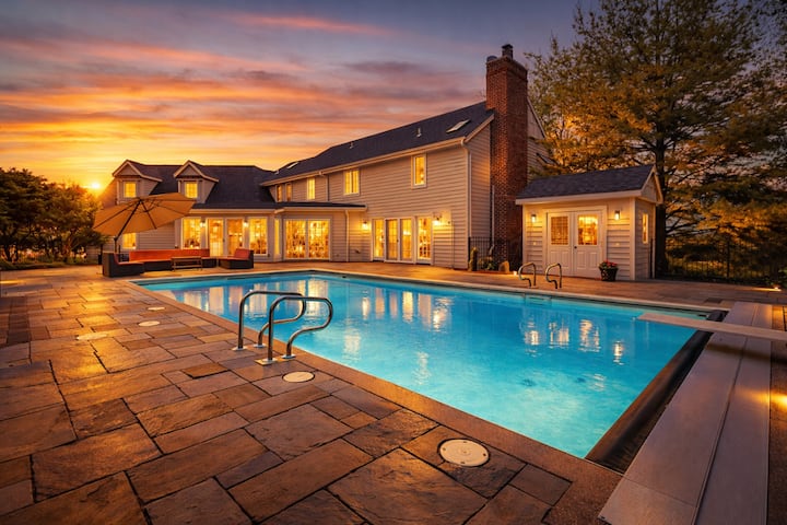 Lighthouse | 9br Resort · Pool · Arcade · Hot Tub - Grafton, WI