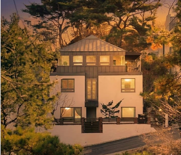 [Kpop 진짜팬을 위한 스테이 3f] 무료픽업, 경복궁 인접, 산뷰, 가드닝, 건축가집 - Seoul