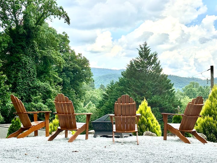 Pup Friendly | Sleeps 7 | Lower Unit Walk To Town! - Dillard, GA