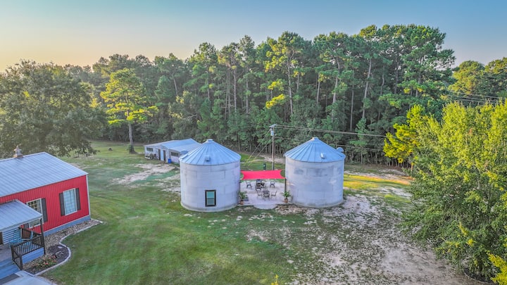 Experienced Hosts With New Grain Bin Silo Cabin! - Navasota, TX