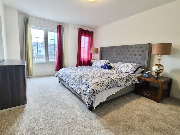 4br 2.5ba Home + Free Parkings & Ensuite Laundry - Welland