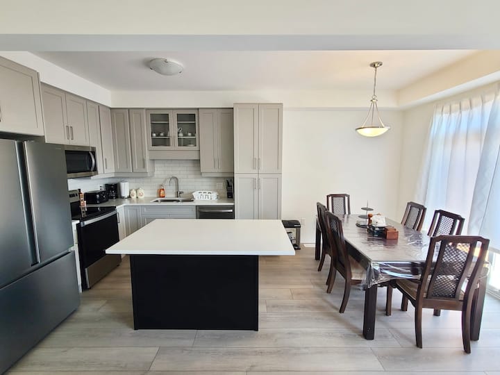 4br 2.5ba Home + Free Parkings & Ensuite Laundry - Welland