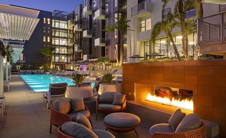 Chic 5-star Hollywood Stay W/ Pool, Gym + Sauna! - West Hollywood