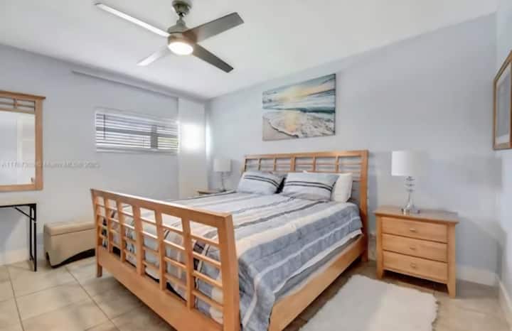 Beach Retreat | Cross The Street To The Beach - Hollywood, FL