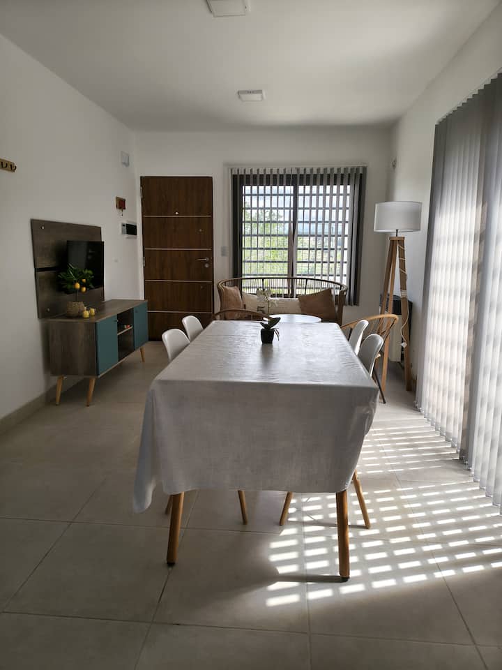 Casa Limón: 2 Dormitorios, Patio Y Vista Al Lago - La Falda