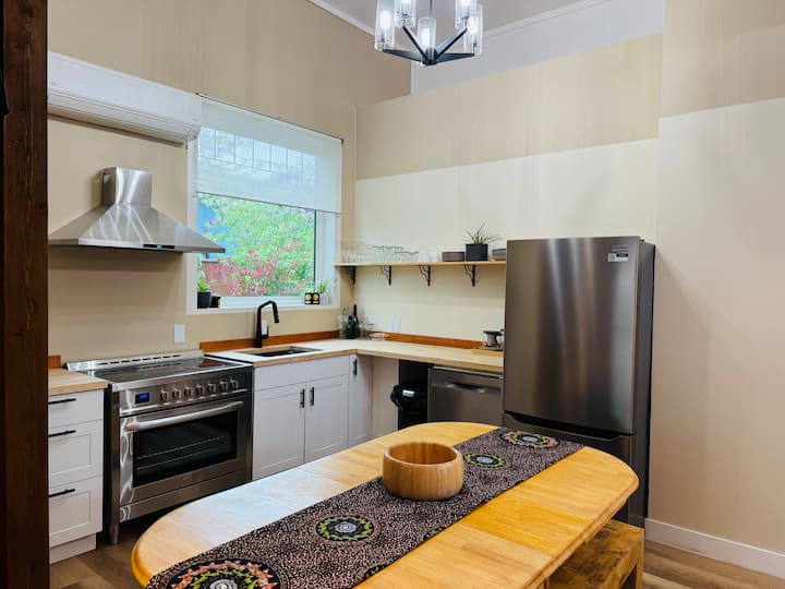 New Listing-le Bon Lit Downtown *Newly Renovated* - Fernie