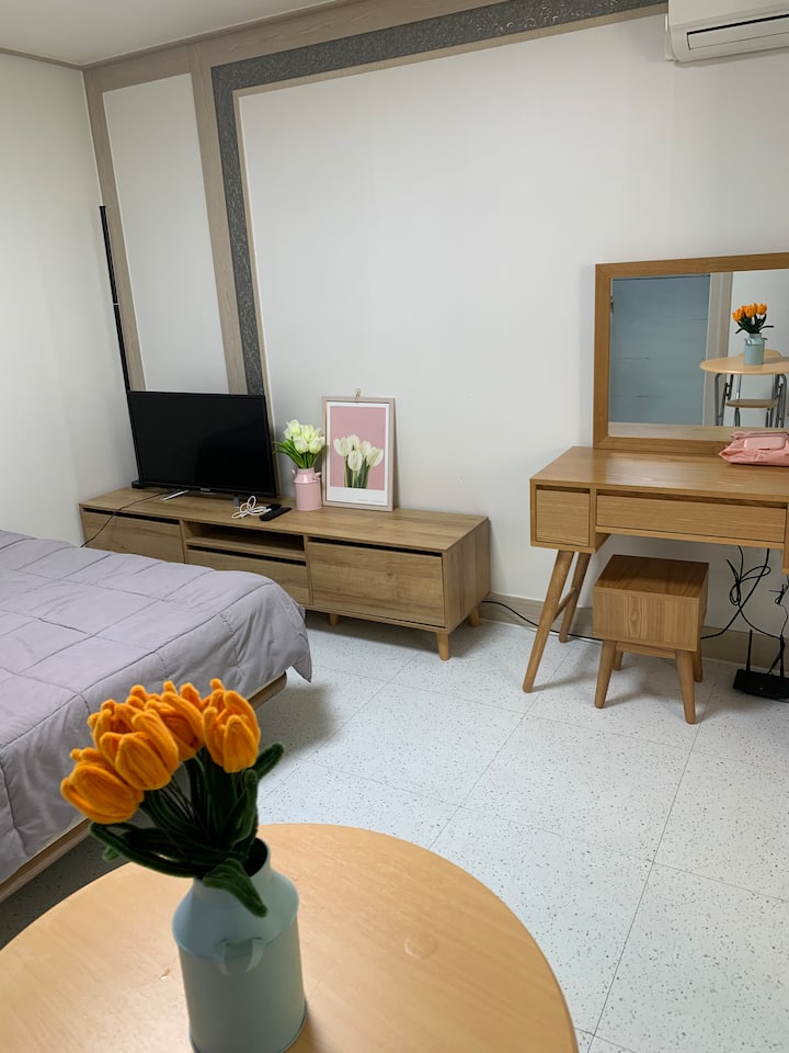 03_가격파괴!
여기어때! 싸다 싸
(지하철1호선 라인)앞산/이월드83/안지랑곱창 가까움 - Daegu