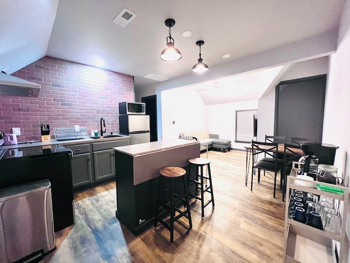 New! Modern 3 Bedroom Comfort Free Parking & Wifi - Niagara Falls, NY