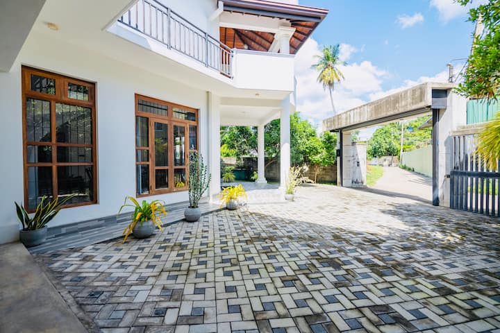 Spacious Family Home With Garden Near Airport - Sri Lanka