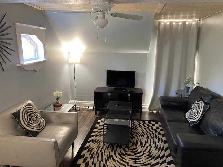 Entire 2 Bedrooms Loft, Free Parking, Near Go - Niagara Falls
