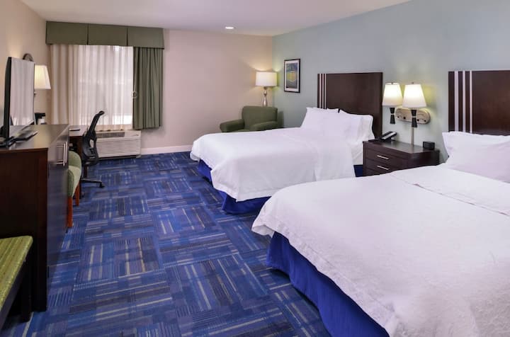 Stylish 2 Queen Room W/ Parking & Breakfast - Eugene, OR