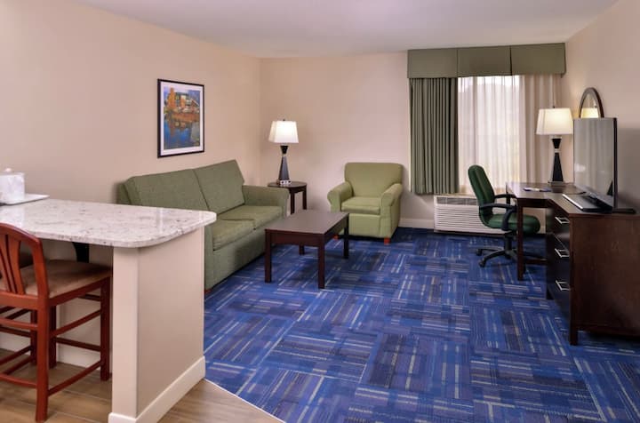 Stylish 1 Br Suite W/ Parking & Breakfast - Eugene, OR