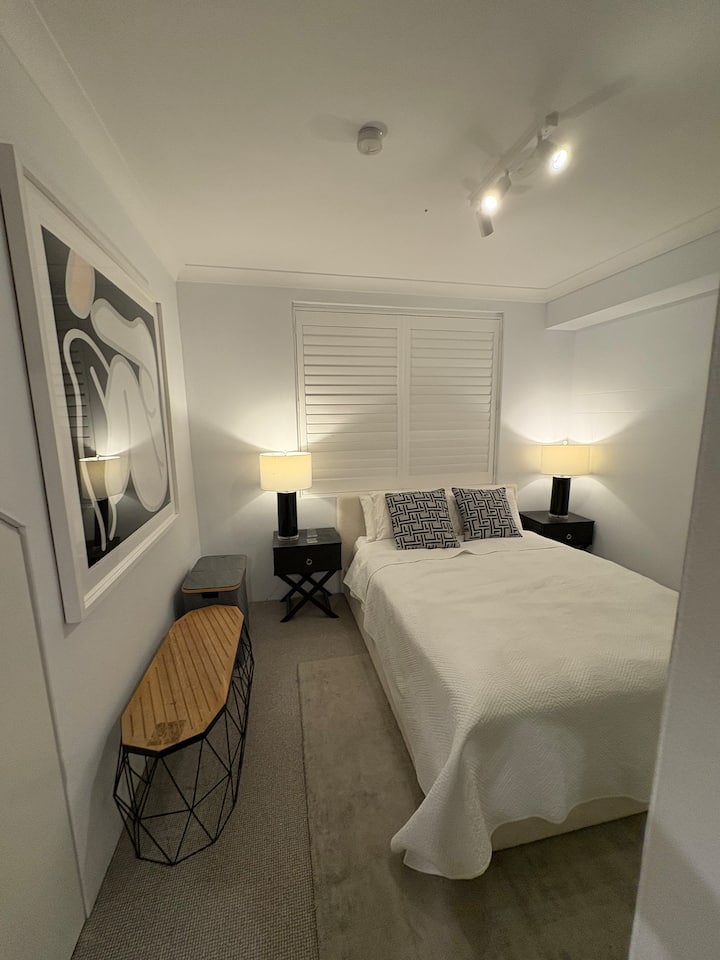 Renovated Harbourside 1br + Study Apartment - Manly