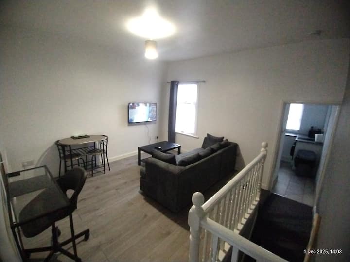 With Parking, Close To Town, Railway, Bus & Shops - Reading