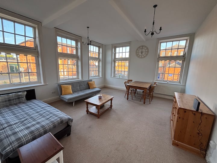 Spacious 2 Bedroom Flat 25 Miles From Silverstone! - Kettering, UK