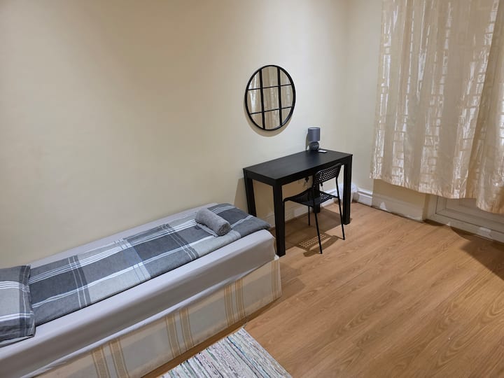 Single Room For Travellers 2. - Ilford