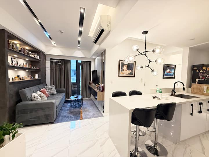 Elegant 3br W/ Bathtub + Parking Near Venice Mall - Taguig