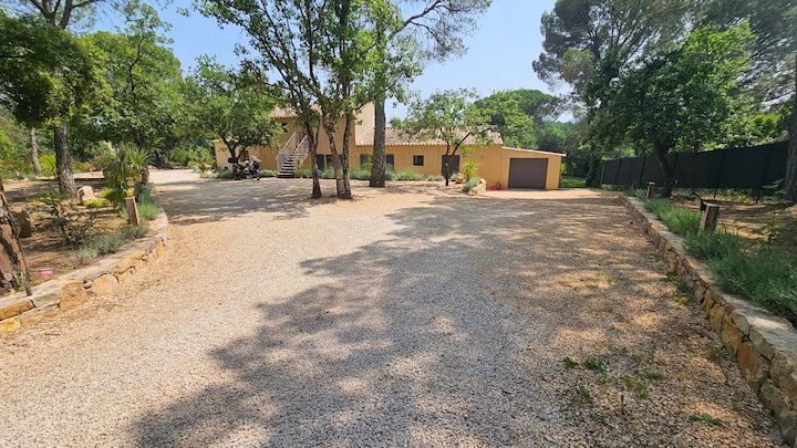 2 Chambres, Salon, Douche. - Le Muy