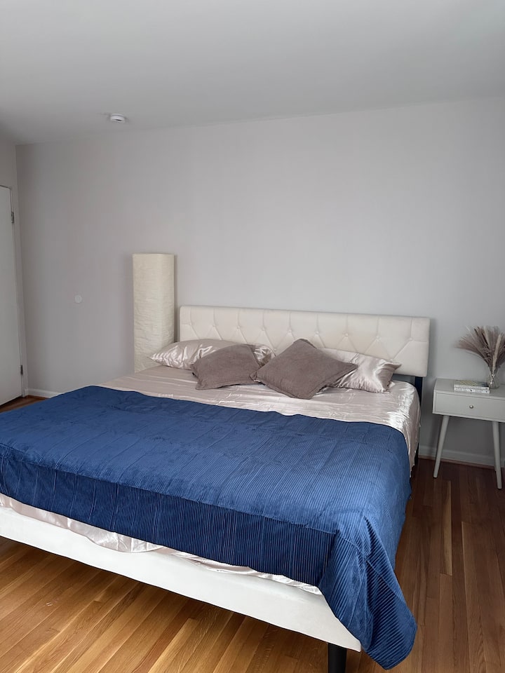 King Bed, Quiet Room W/ Private Bath Near Dulles - Ashburn, VA