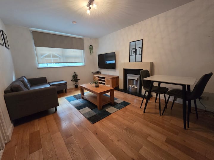 Central 2 Bedroom Modern Apartment - Free Parking - Aberdeen