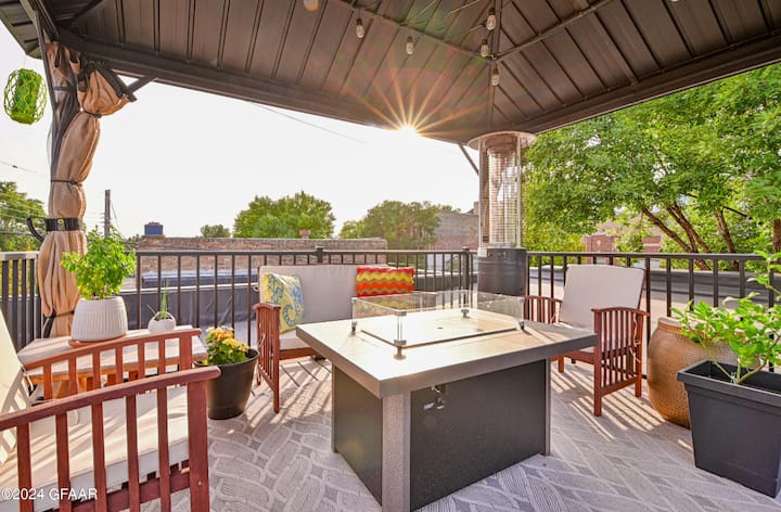 Downtown Retreat With Private Rooftop Patio - Grand Forks