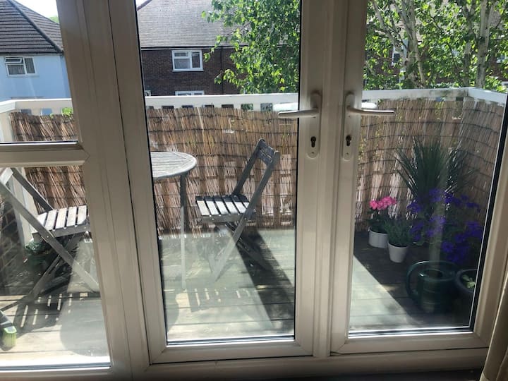 Sunny Apartment With Balcony - High Wycombe