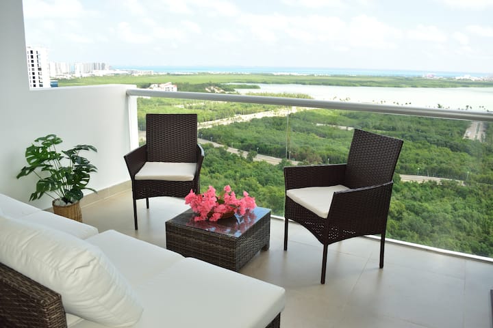 Ocean Lagoon View High Floor Prime Location - Cancún