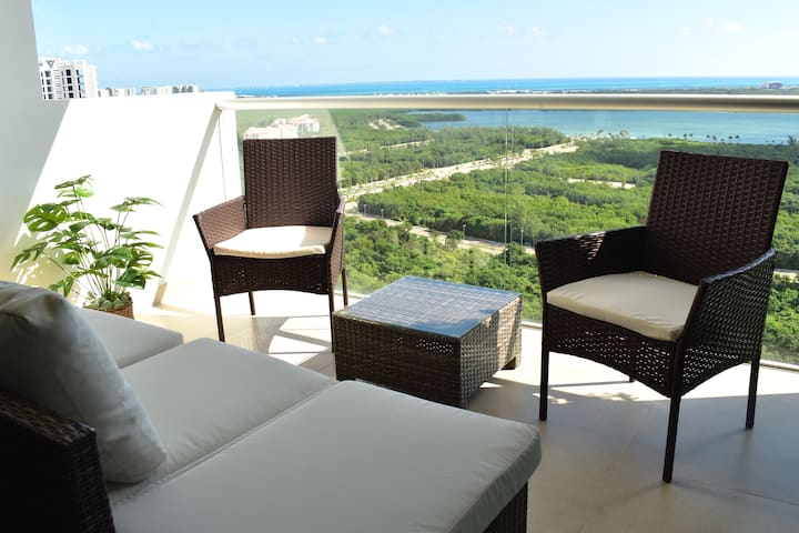 Ocean Lagoon View High Floor Prime Location - Cancún