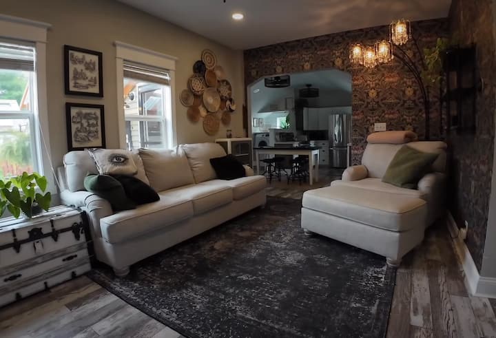 The Villa At The Seminary 5 Min! - Geneva, OH