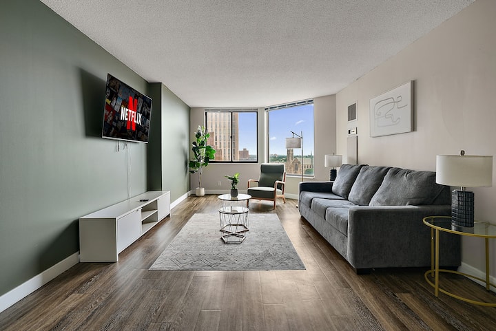 Downtown Modern High-rise - Free Parking & Pool! - Marais poitevin