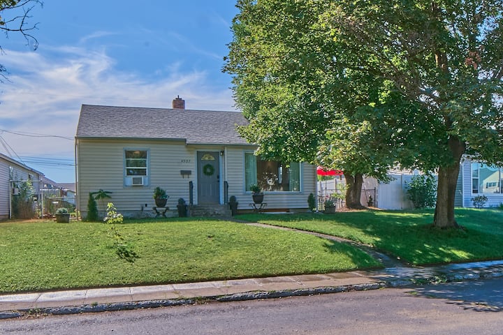 Cottage @ Shadle Park 4br/2ba | Patios | Parking | - Spokane, WA
