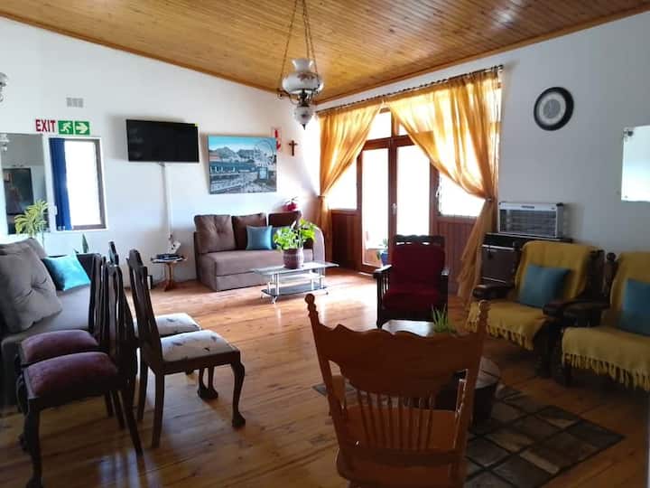 Spacious Family & Group Home · Garden & Braai - Oudtshoorn