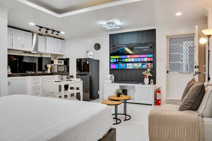 Luxury Condo Near Sm Clark - Angeles