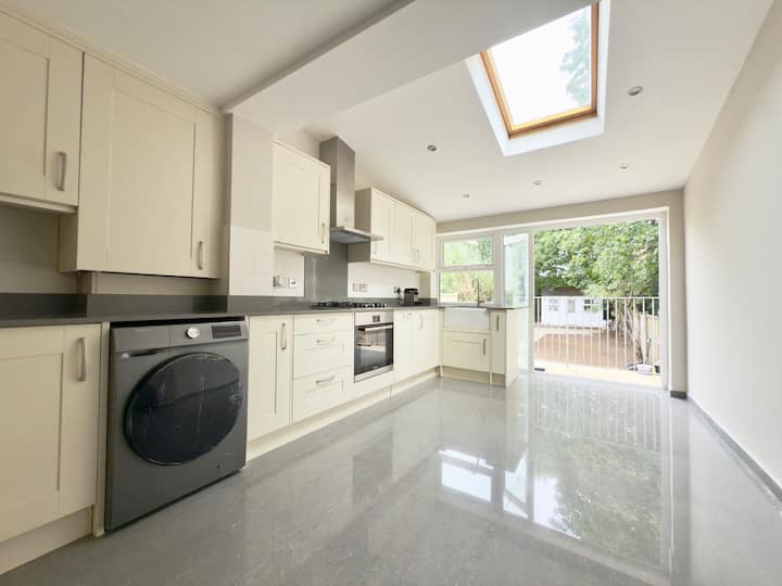 Very Spacious House With Garden - Barnet
