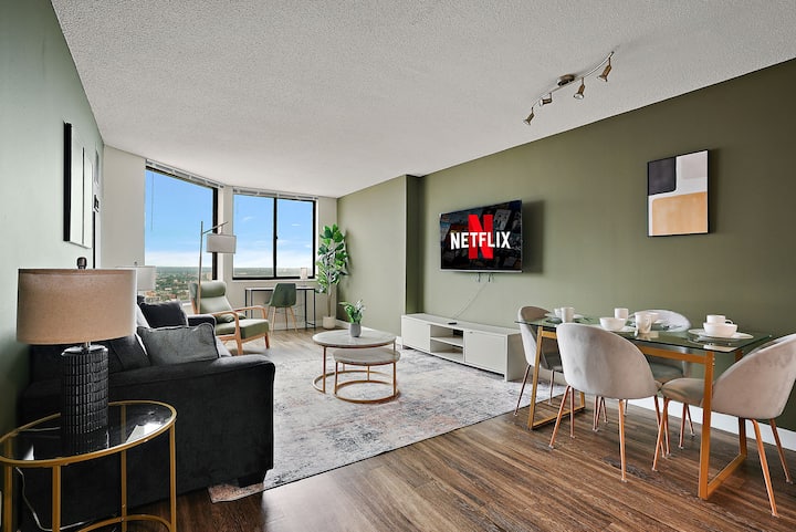 Modern 25th Floor High-rise - Free Parking & Pool! - Minneapolis, MN