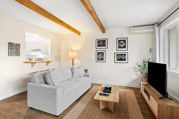 Stunning One-bedroom Condo With Lake View - Mont-Tremblant