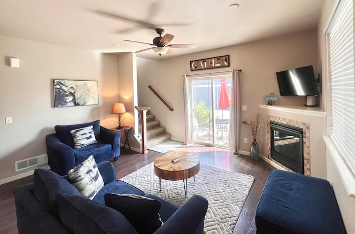 New Cozy Townhome W/garage In Central Greeley - Adventure Island, Greeley