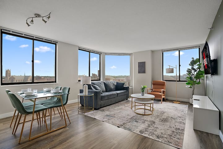 Modern Downtown Flat W/ City View - Parking & Pool - Minneapolis, MN
