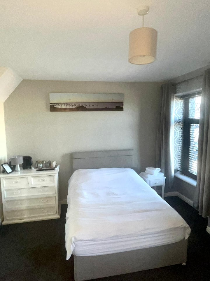 The Dublin Packet Family Room Number 9 - Trearddur Bay