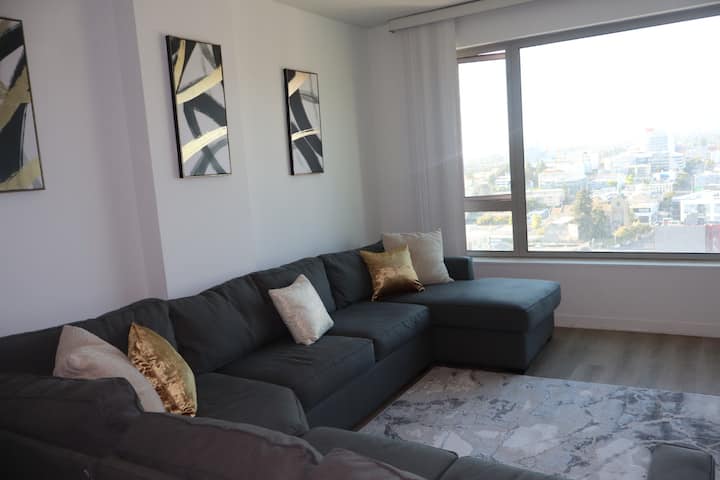 Cozy Condo W/ Amazing View Over The City - Oakland, CA