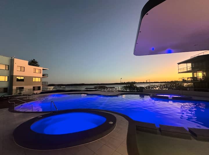 Pool & Beach At Your Feet In Caloundra. - Golden Beach