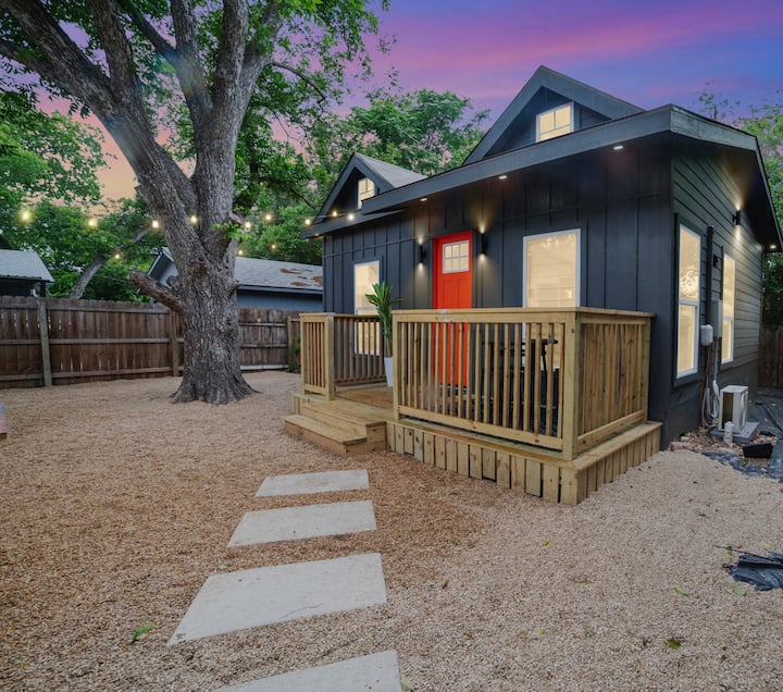 Modern Casita Near Downtown & Base - San Antonio, TX