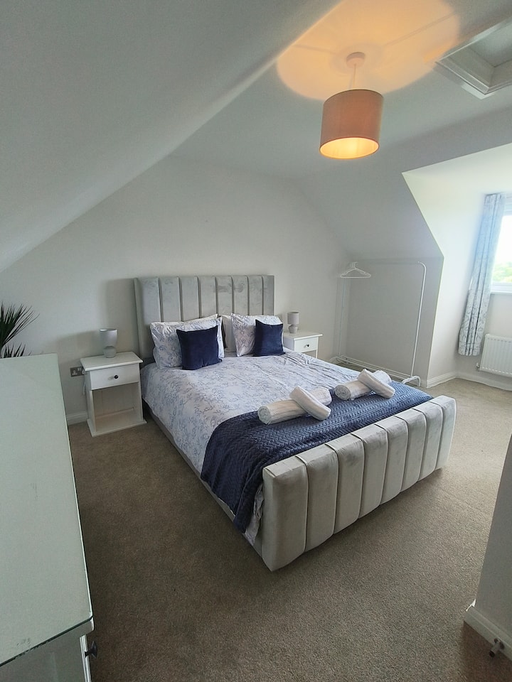 King-size Bed & Private Bathroom - Barnstaple