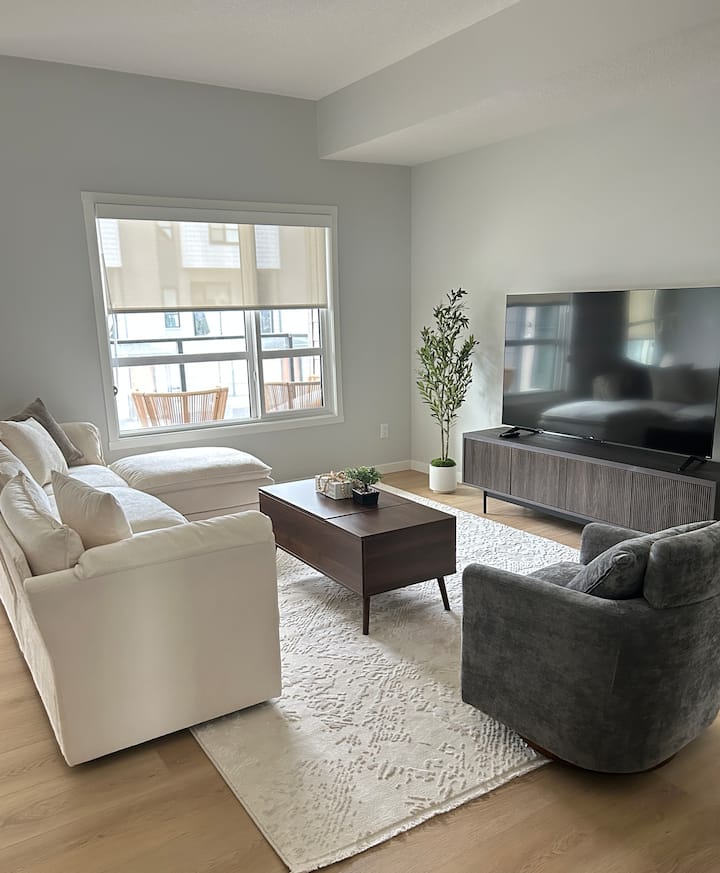 Home In South Calgary– Sleeps 6 + Private Garage! - Calgary