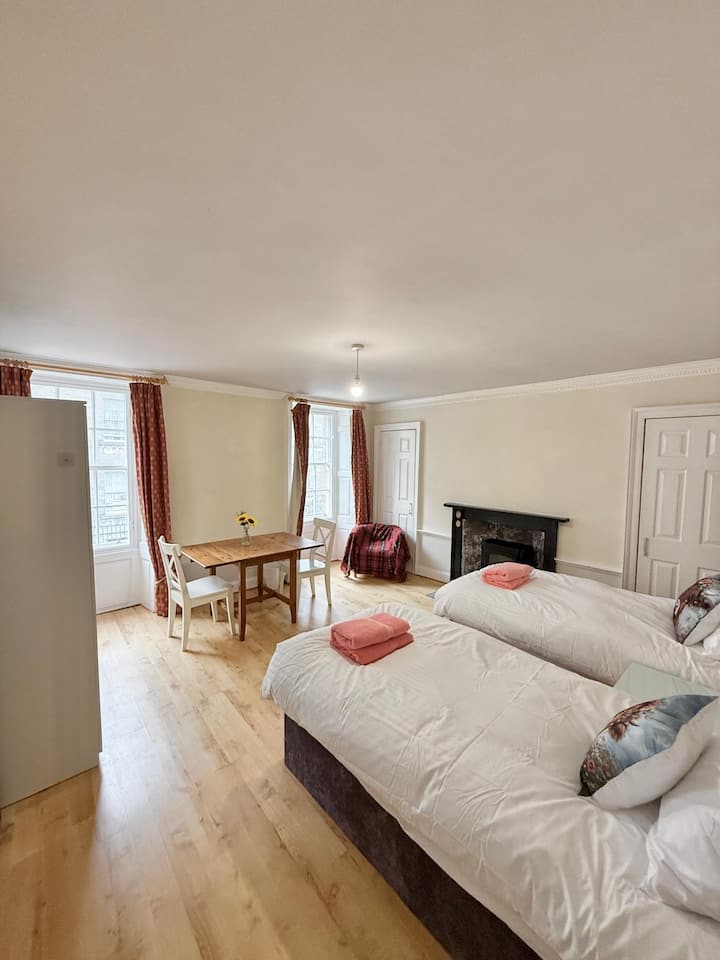 Flat In Centre Location - Edinburgh